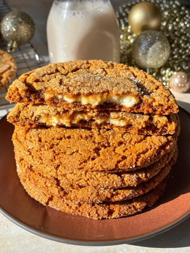 Cheesecake Stuffed Gingerbread Cookies - thechowdown